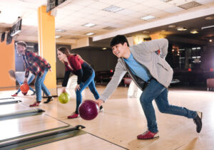12 Bowling Etiquette Rules, Do’s & Don’ts for Beginners